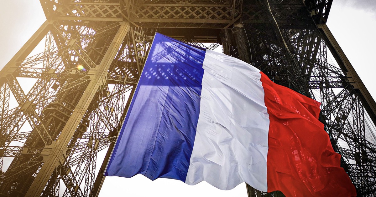 Le drapeau français sur la tour Eiffel : un symbole fort - La tour Eiffel